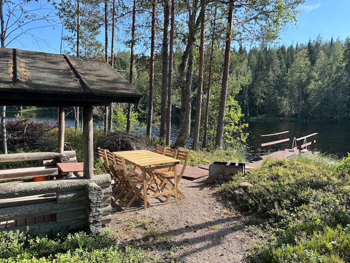 Idyllinen Vanha Hirsitalo Ja Savusauna Rannassa - Etelä-Karjala