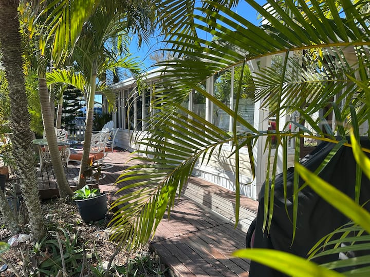 Stylish, Intimate Getaway Near Honeymoon Island - Dunedin