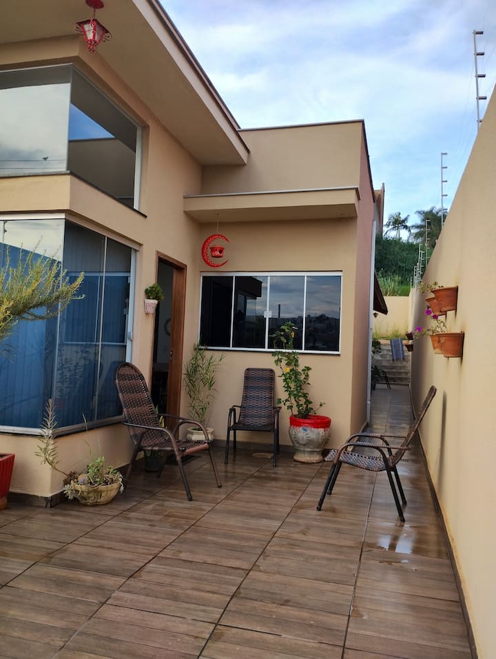 Suíte Próxima Da Uel Com Garagem - Londrina