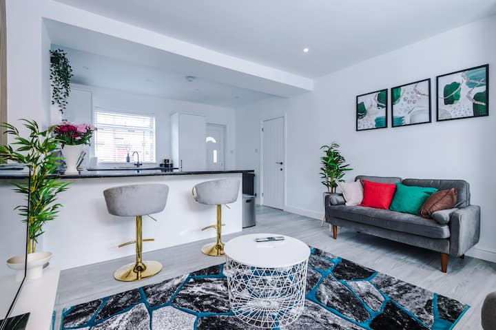 *New* 3br House Near Leeds City Centre - Leeds