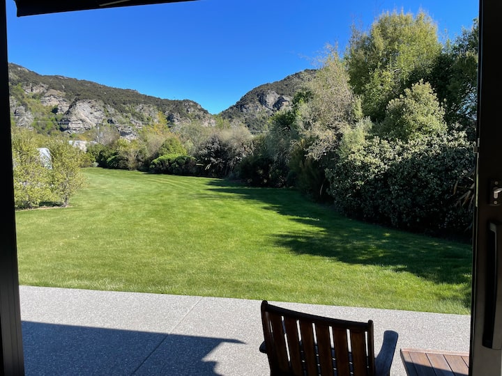 Warm, Sun Filled Apartment - Wanaka