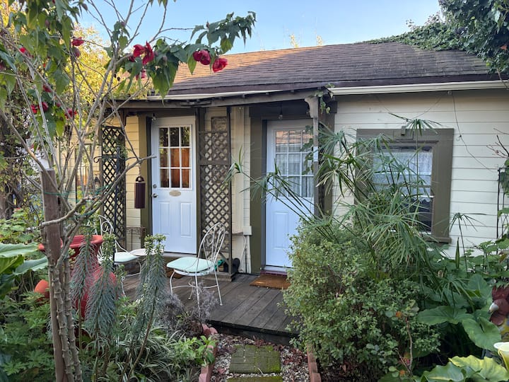 Garden Cottage, Eco Bathroom & Composting Toilet - El Cerrito, CA