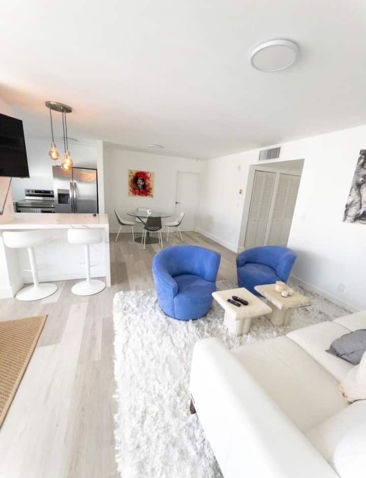 Stylish Apartment By The Beach - Sunny Isles Beach, FL