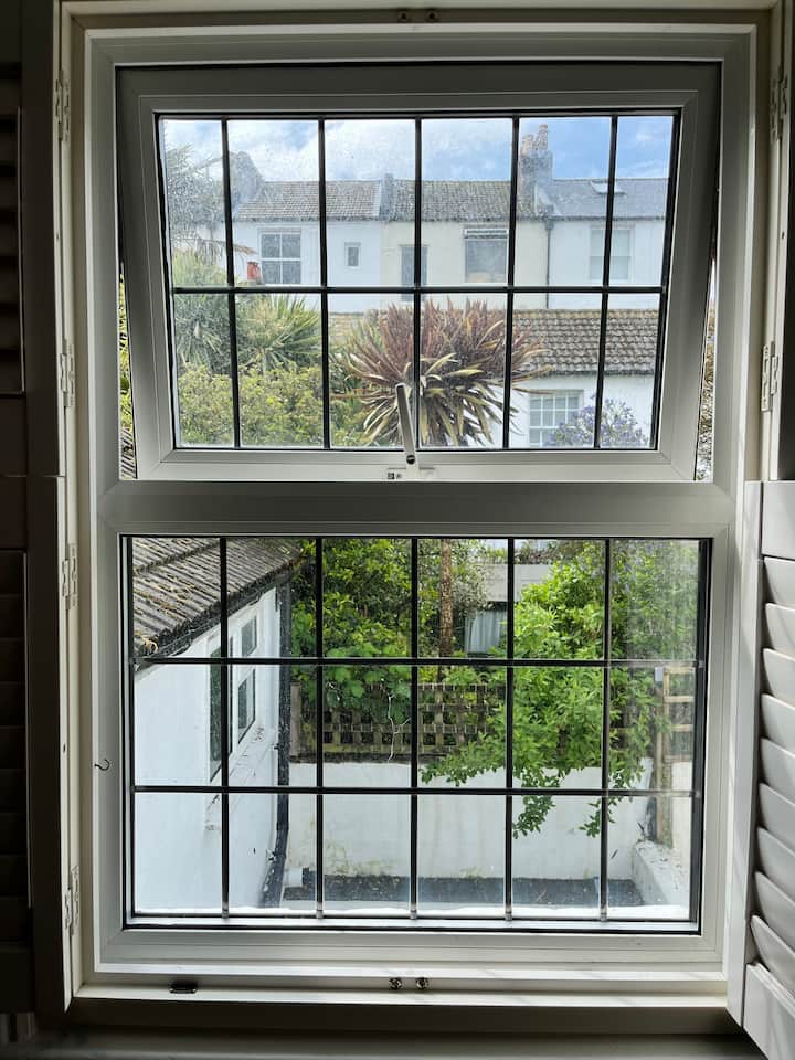 Location! Near Beach & Station - Brighton