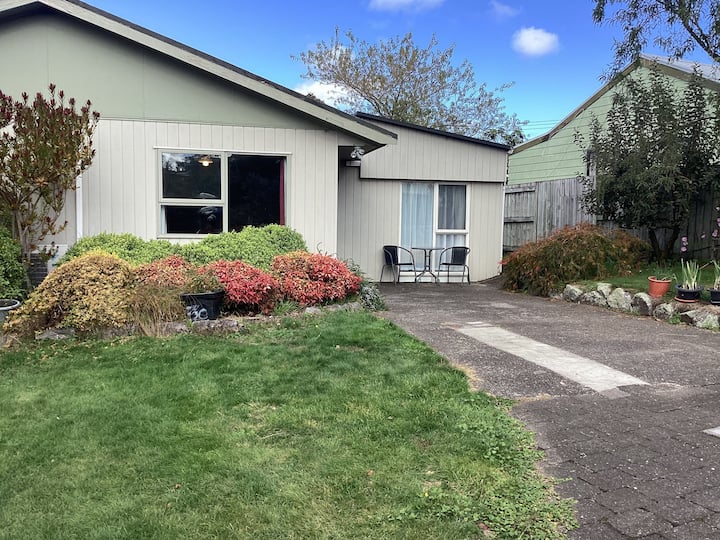 3 Bedrooms & Continental Breakfast. - Taupō