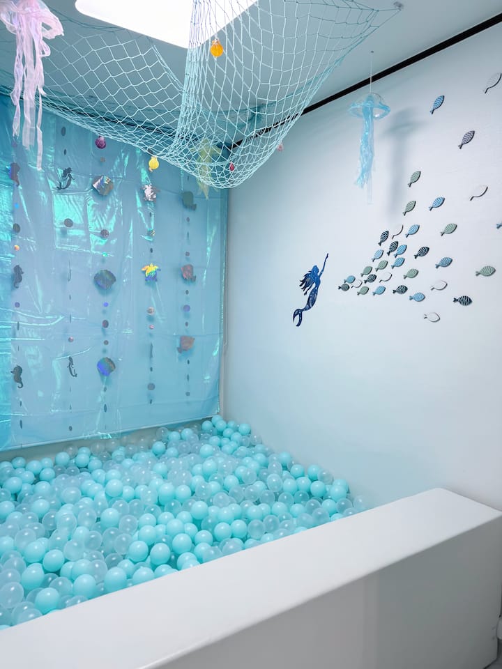 소나무家[솔가]_소나무향 가득한 곳에서의 휴식_#독채#침대방3개#실내 볼풀놀이공간 구비 - 홍천군