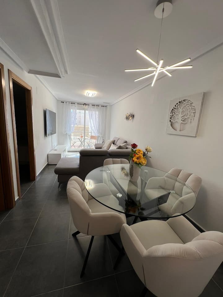 Cozy Apartment In Prime Location - Torrevieja