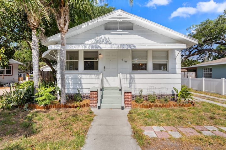 Lovely Ballard Park Bungalow Near Downtown & Beach - Bradenton, FL