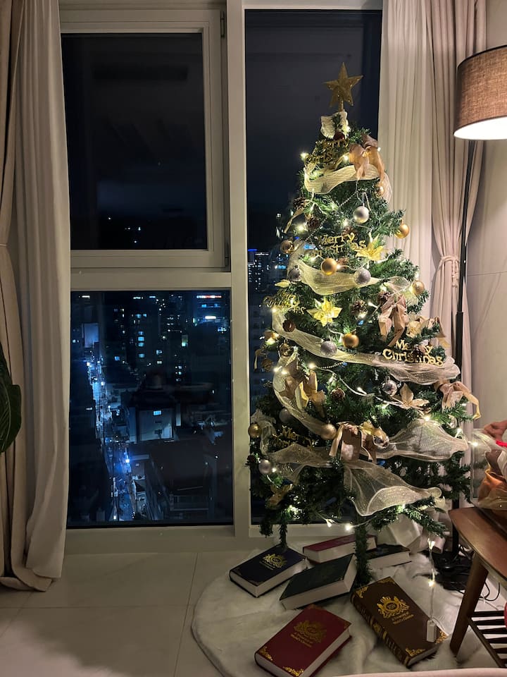 [연말 한정!] 해변 30초! 산타가 머무는 아늑한 가족 크리스마스 숙소 (육아템 완비) - Busan