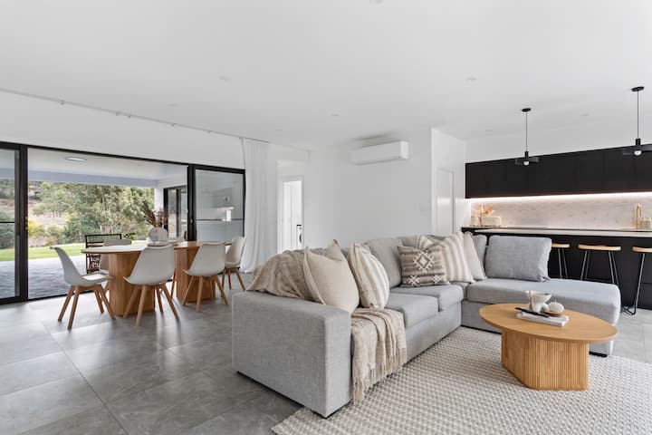 Hideaway Blackstone, A Modern Lakeside Home - Launceston