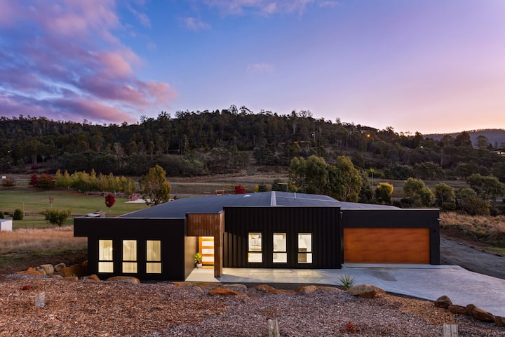 Hideaway Blackstone, A Modern Lakeside Home - Launceston
