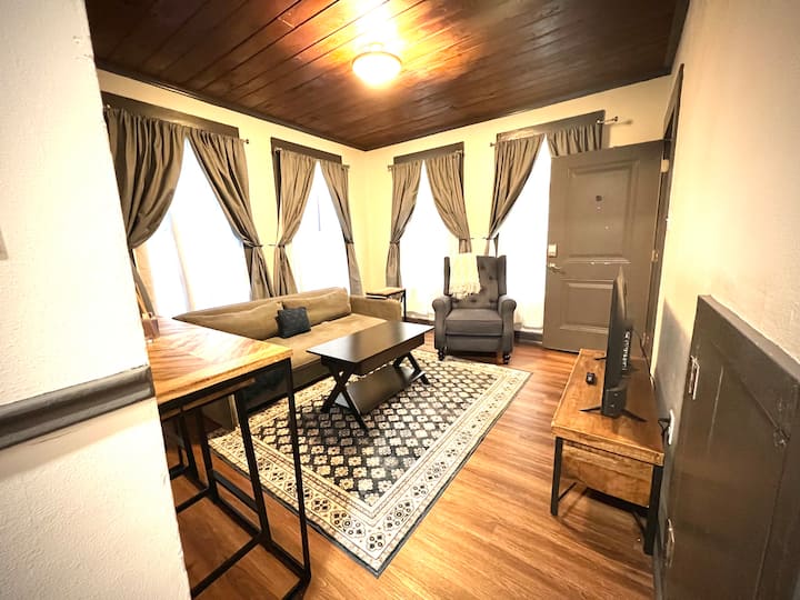 Comfy 1bed/1ba 1st Floor Apt Near Downtown Mobile - Mobile, AL