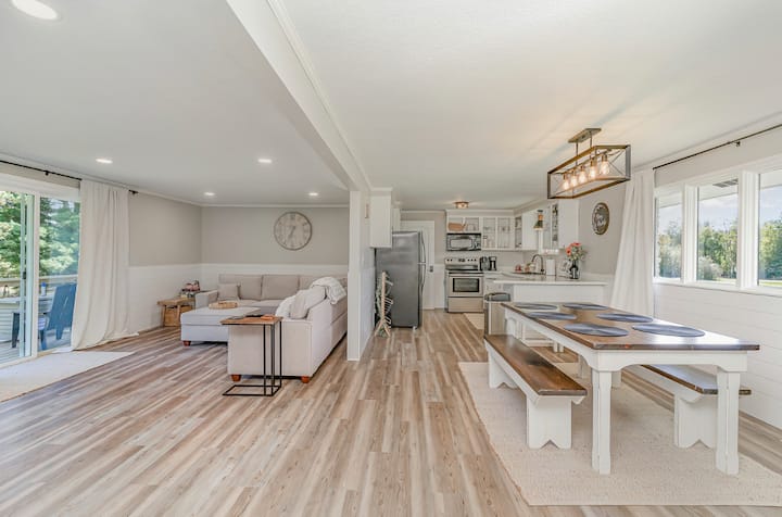 Large Country Home On 12 Acres Clare, Mi Sleeps 14 - Michigan