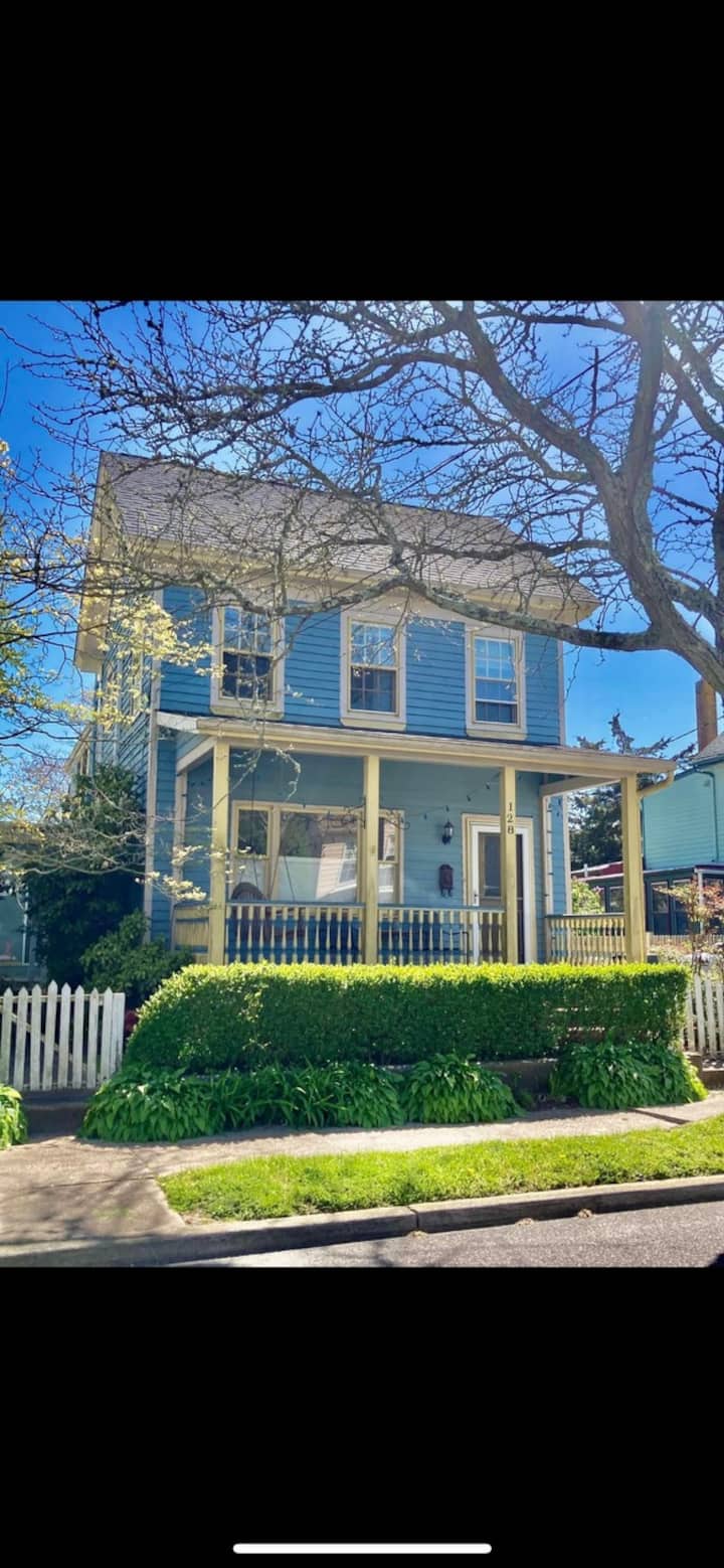 Tupelo's Folly
4 Blocks To Beach/town/fenced Yard - Cape May, NJ