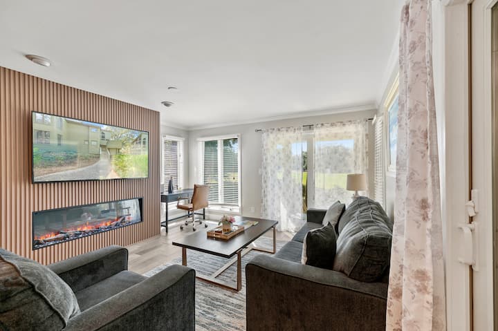 Newly Renovated 
Parkside Villa 
-Walk To Beach - Kiawah Island, SC