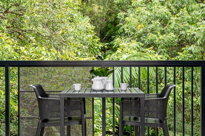 Treetop Tranquility:leaves Rustle In Gentle Breeze - Noosa