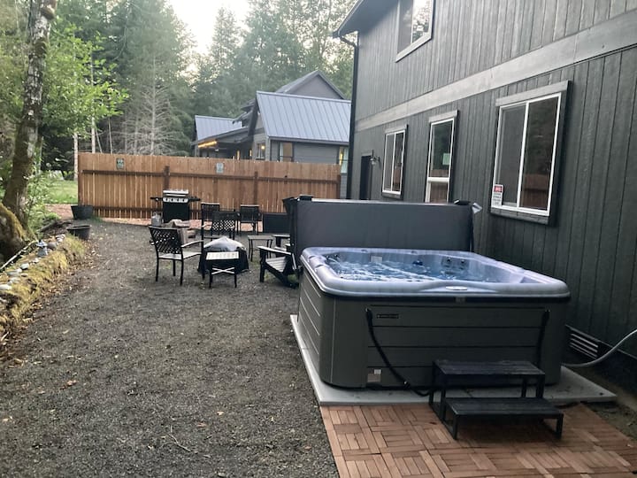 ~Riverfront Guesthouse~ 3pm Check-in & Out! Hottub - Packwood, WA