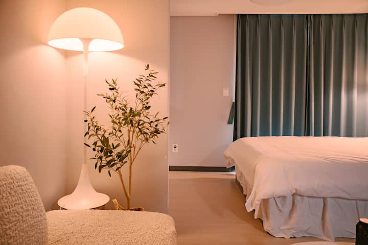 무료주차/
셀프체크인/
이순신광장10분/
주요관광지10분/
넷플릭스/롯데몰3분
동동이네 2 - Yeosu-si