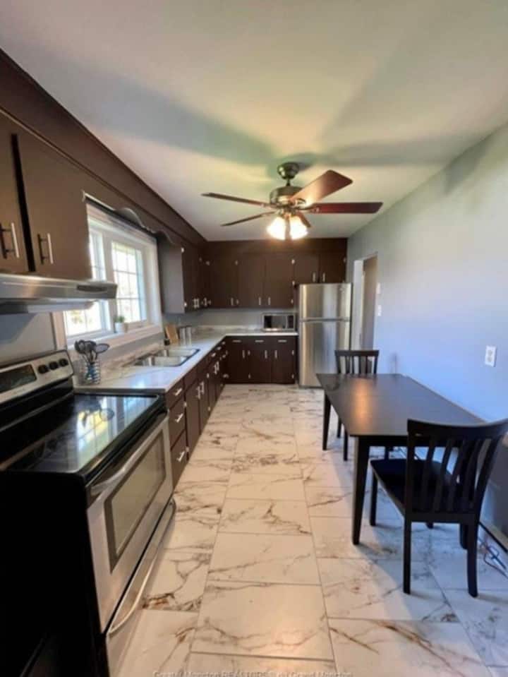 Charming Moncton Retreat - Moncton
