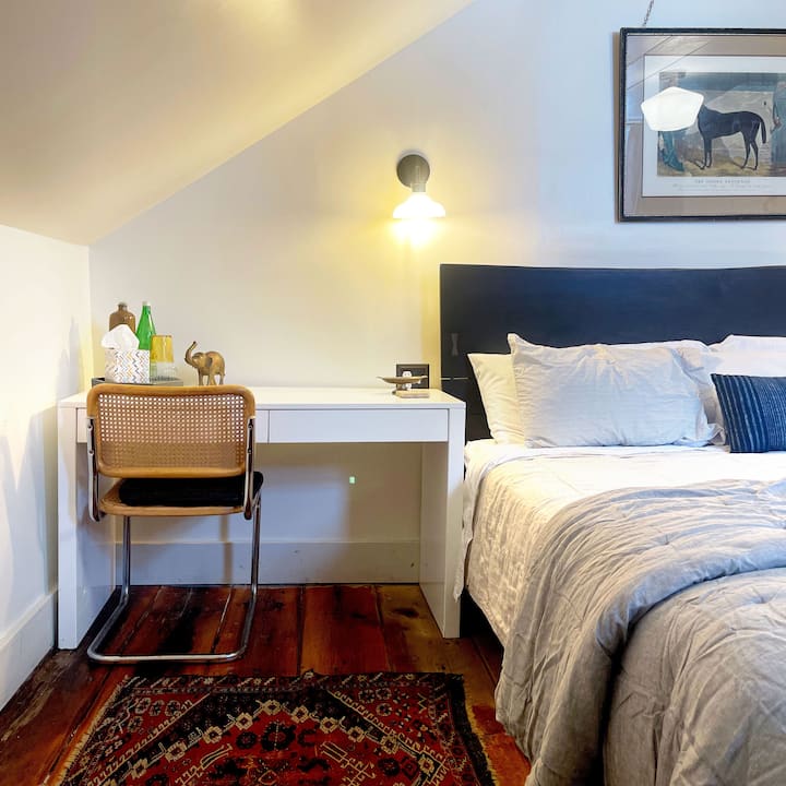 Hudson Pond · Hideaway King Suite · Gf Breakfast - Hyde Park, NY