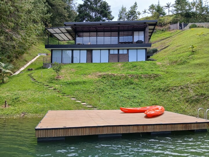 Pacífica (Hermosa Casa Sobre El Embalse) - Colombia