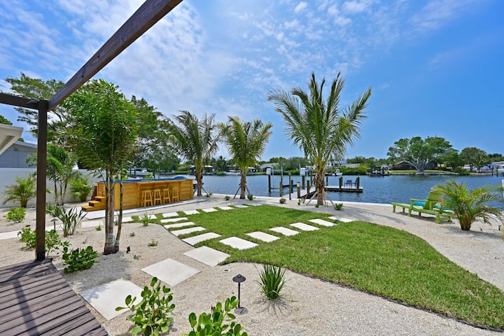 Waterfront Bungalow •Dock• Htd Swim Spa • Near Ami - Anna Maria Island, FL