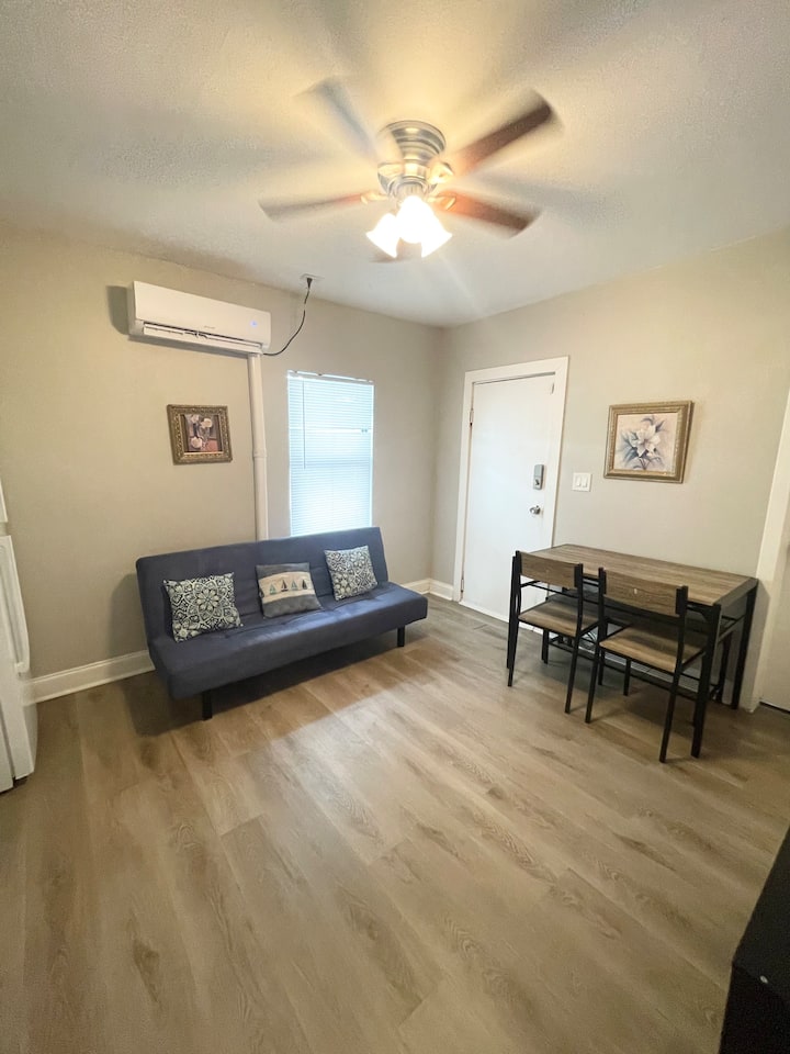 Cozy 2 Bedroom Unit For 4- Fully Fenced Backyard - Tampa, FL