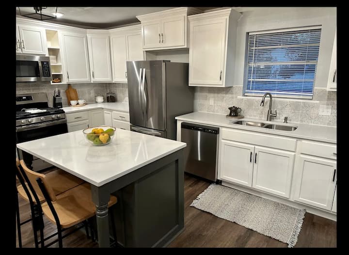Elegant 3 Br House, Crews, Couple, Wifi, Gray) - Tyler, TX