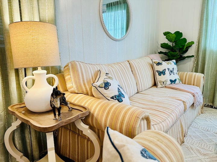 Charming #9 @ Irwin Bay Cottages - Chautauqua, NY