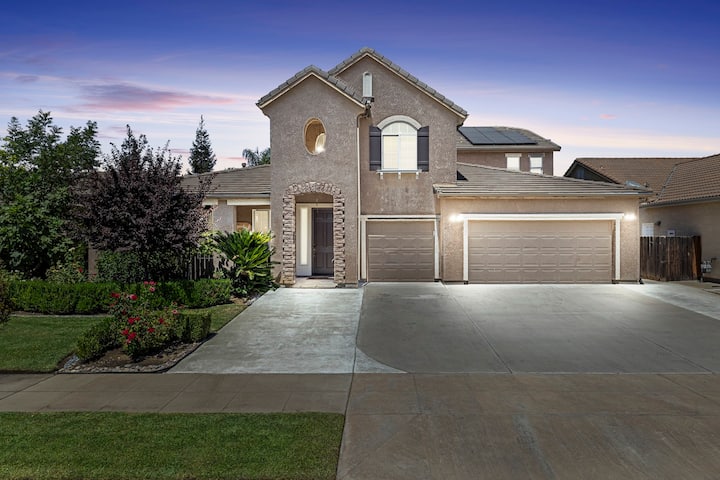 Modern & Spacious Clovis Home 4 Bd/4 Ba, 3400 Sf - Clovis, CA