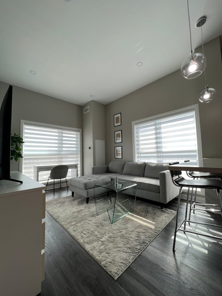 Cozy Haven: Modern Condo W/ View - Oakville