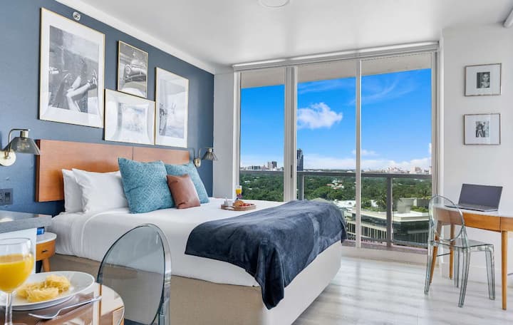 Corner View Suite With Private Balcony - Coral Gables, FL