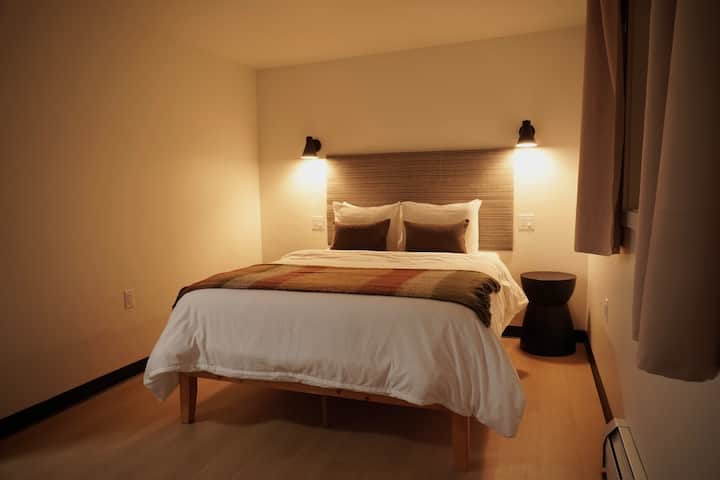 Queen Room At Coldwater Lodge - Anchorage, AK