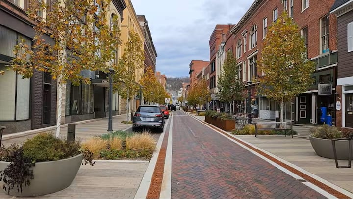 Downtown Rustic Oasis - Cyclists & Pets Welcomed! - Cumberland, MD