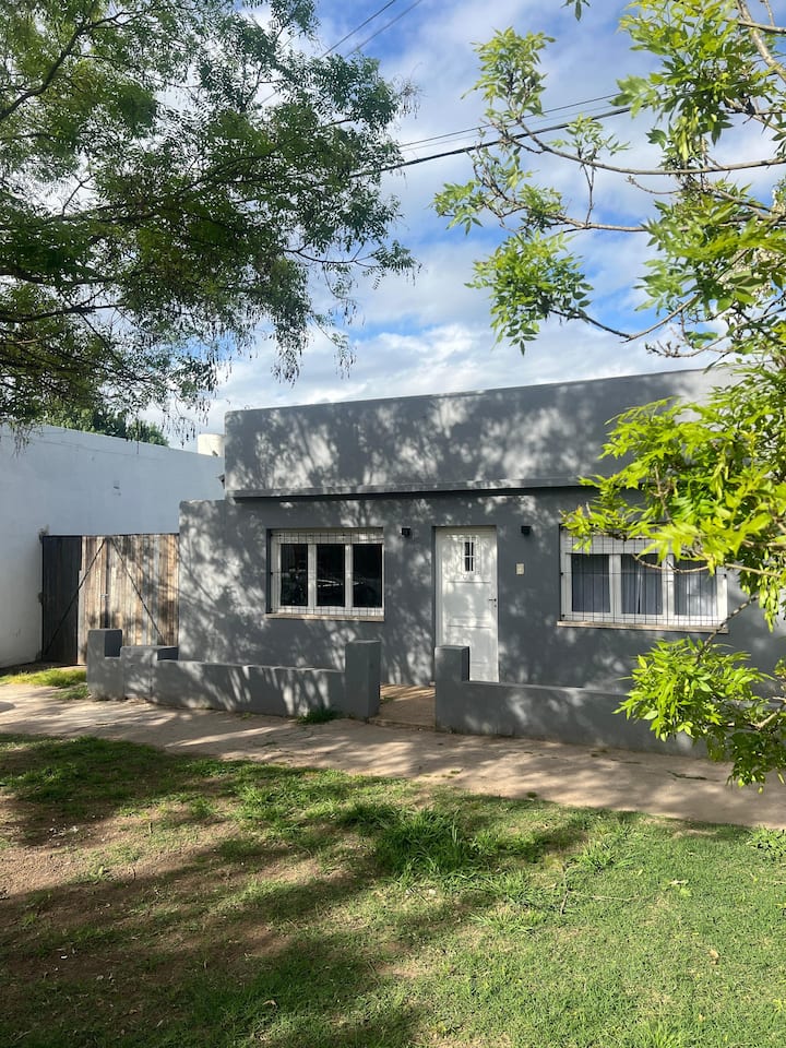 Impecable Casa En Chascomús Con Patio Y Parrilla - Chascomús