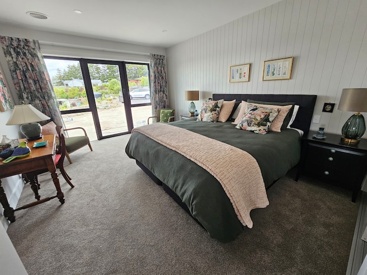 1 Bedroom, Ensuite And Lounge With Breakfast. - Taupo