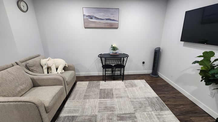 Cozy Suite Near West Edm Mall & River Cree Resort - Edmonton