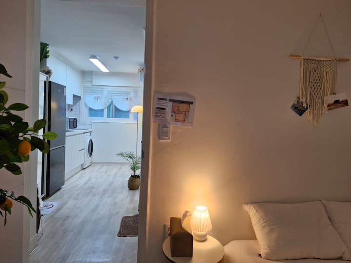 아이스블루 스테이  #월드컵경기장 #4인숙소 #경복궁 #홍대 #공항 콜밴 #북촌한옥마을 - Seoul