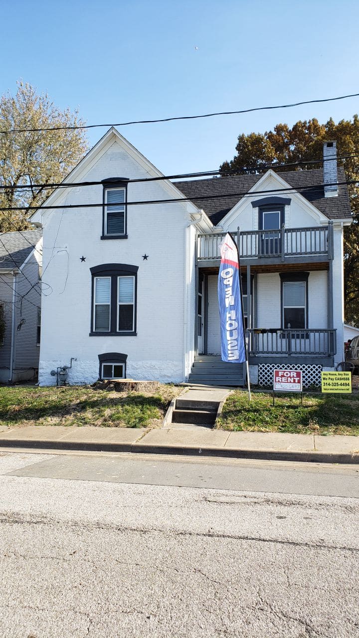 Upstairs 1 Bedroom Apartment - Belleville, IL