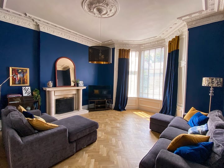 Elegant 5-bed Victorian Home • Garden & Parking - Glasgow