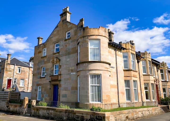 Stunning 5 Bedroom Townhouse Garden & Free Parking - Glasgow