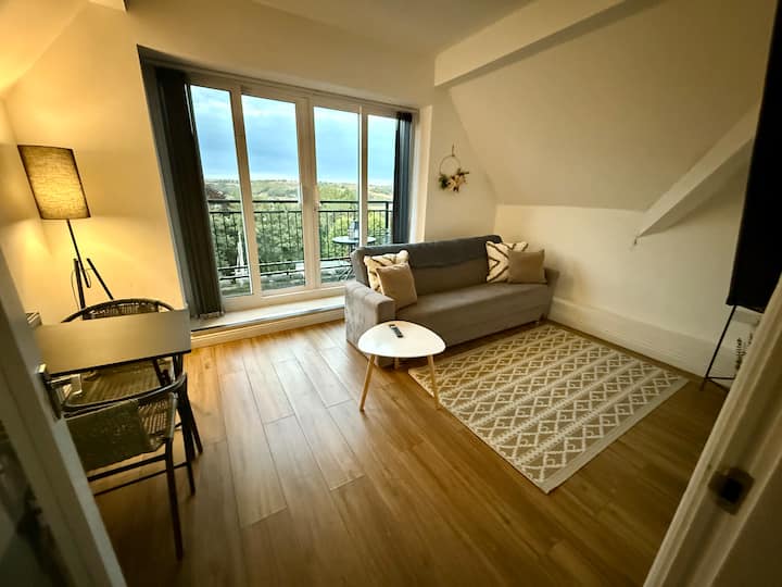 Bradford: 2 Bed Apartment - Scenic Balcony View - Bradford, United Kingdom