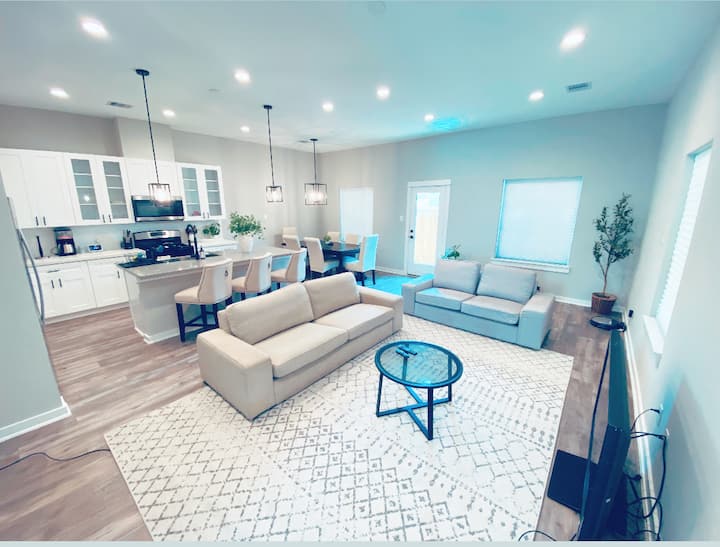 Holistic Escape: Gated Community & Free Parking - Houston, TX
