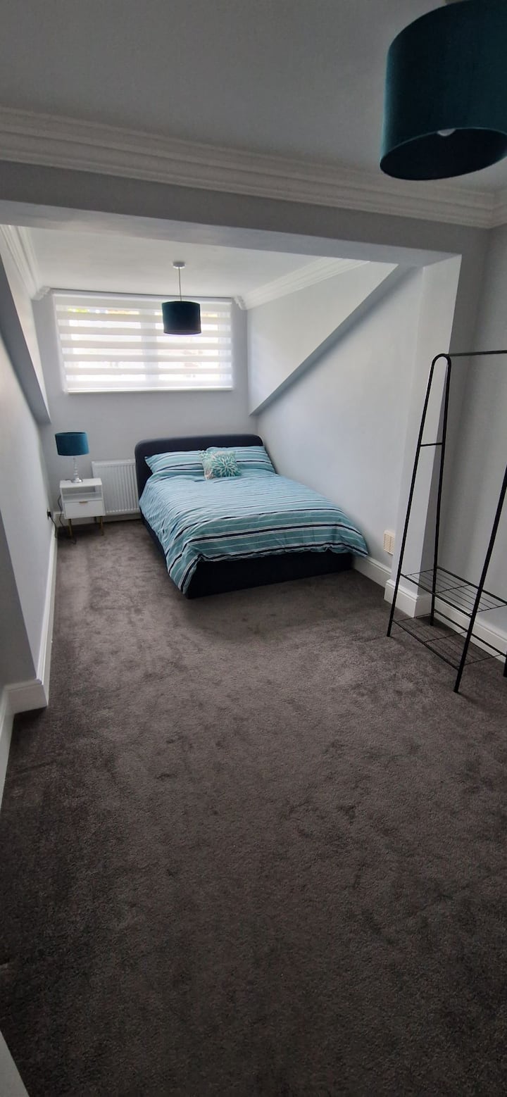 4. Newly Refurbished Twin Bedroom. Loudwater. - High Wycombe