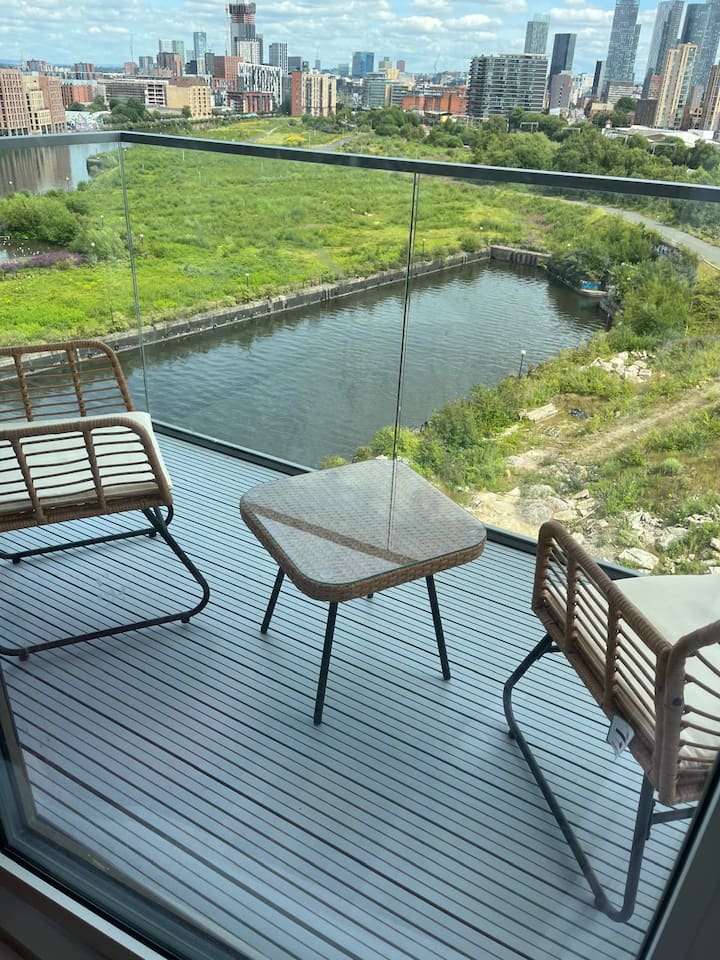 Beautiful Waterside Apartment With City View - Manchester