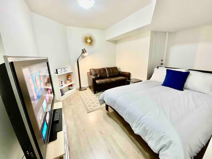 Charming Basement In Surrey - Surrey