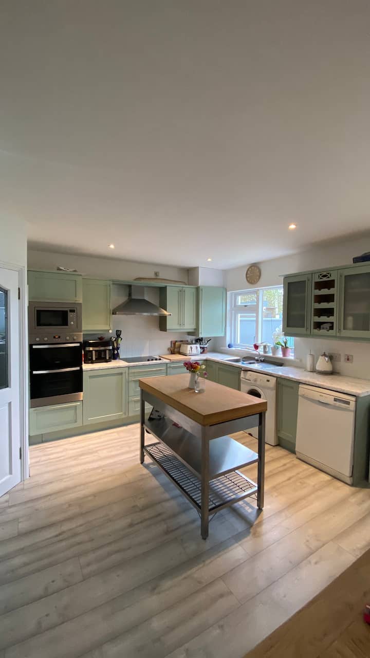 Lovely & Bright Bedroom - Greystones
