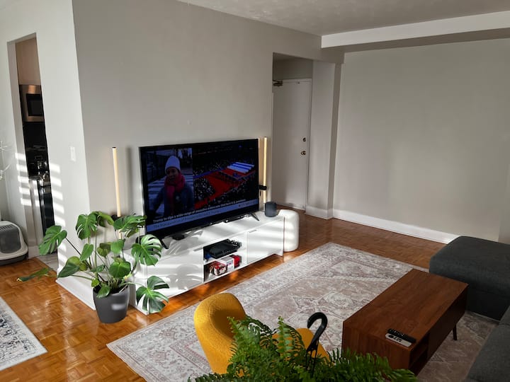 Private Room In Shared 1-bedroom Apartment - Toronto