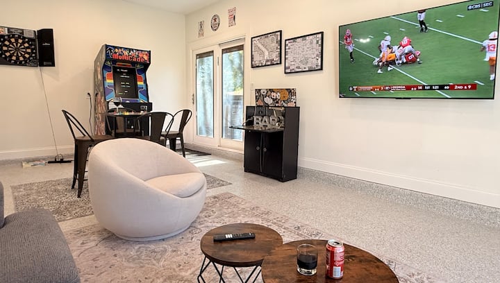 Walk To Main • Arcade Game Room • Sleeps 6 - Boerne, TX