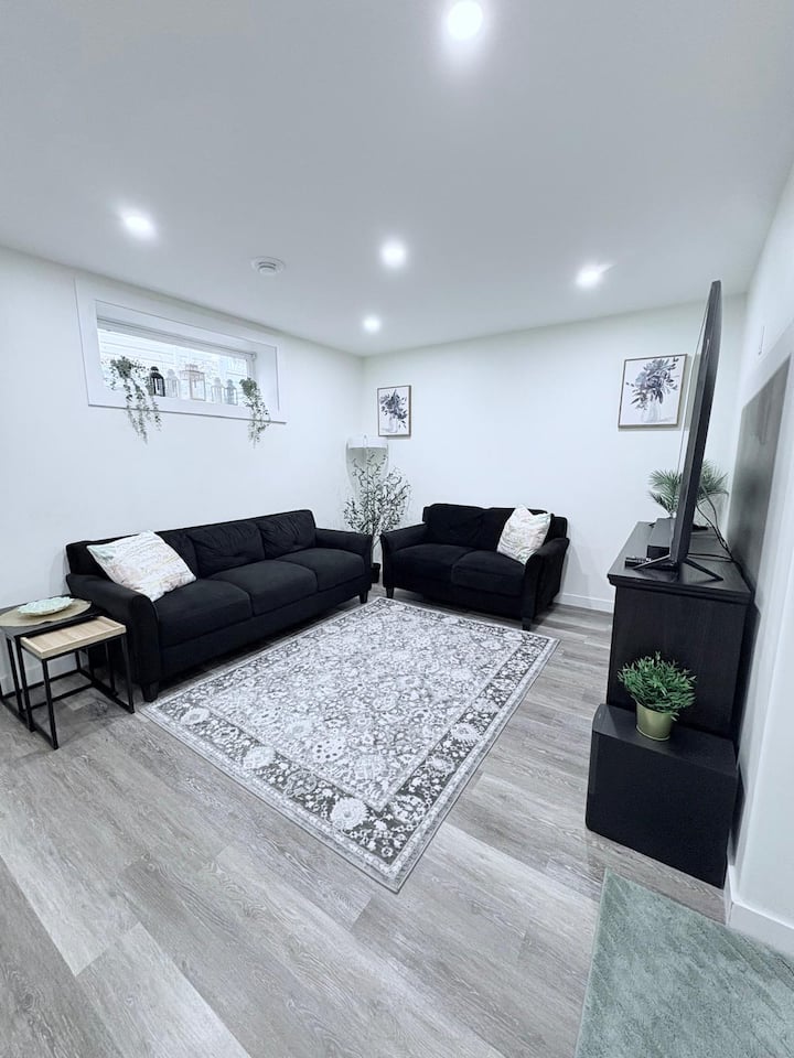 Cozy Modern Basement Suite Private Entrance - Regina